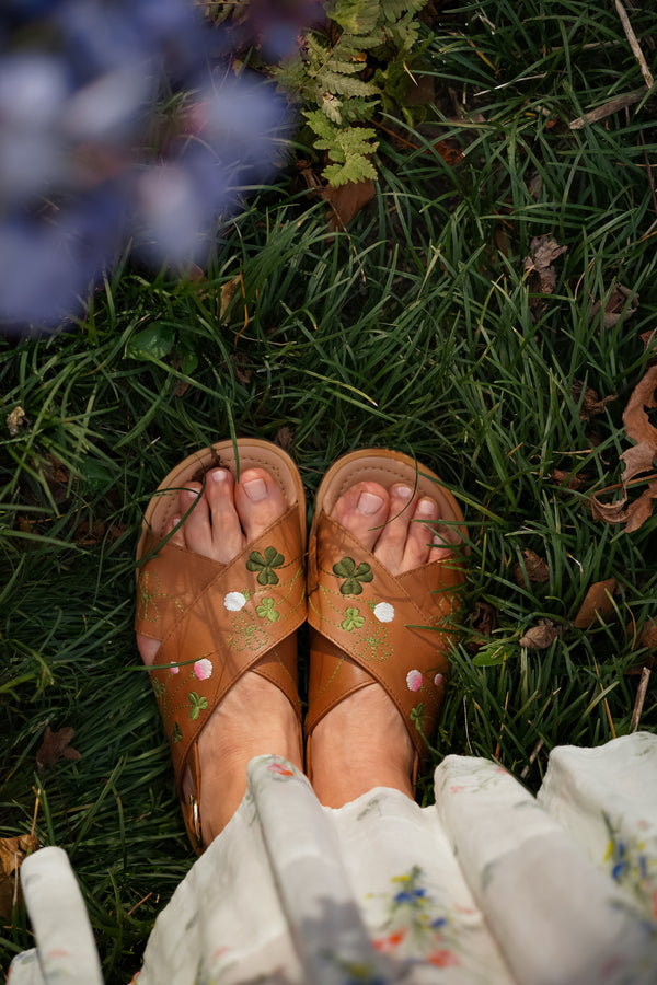 Blooming Clover Mama Sandal - Latte – Petit Nord GLOBAL